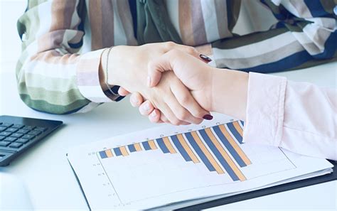 친절 한 사업가 즐거운 이야기와 효과적인 협상 좋은 관계 후 경제 차트와 사무실 책상을 통해 핸드쉐이킹 경영자에 대한 스톡 사진 및 기타 이미지 Istock