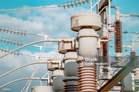 변전소용 전류 및 전압 변환기 유전체 절연체 클로즈업 발전기에서 소비자로의 전기 변환 및 전송 0명에 대한 스톡 사진 및 기타 이미지 Istock