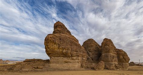 사우디 아라비아 서부의 알 메디나 Al Madinah 지역에서 자연적으로 형성된 사암과 석회암 지층 사진 Unsplash의 사우디아라비아 이미지