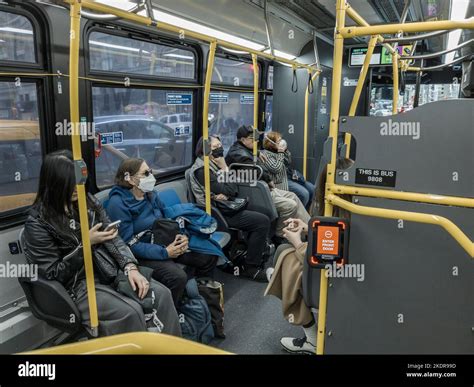 Passengers On An Nycta M3 Bus On Fifth Avenue In New York On Saturday October 29 2022