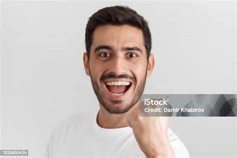 열정적인 젊은이 팀 지원 또는 경쟁에서 승리를 축 하 하면서 흥분에 웃 고 웃 고 캐주얼 셔츠를 입고 회색 배경에 고립의 일광 초상화 전경에 대한 스톡 사진 및 기타 이미지