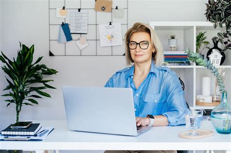 사무실 직장에서 노트북을 들고 웃는 중년 여성 사업가 자신감 넘치는 중년 경험 많은 시니어 여성 전문가 카메라를 바라보는 회사의 Ceo 여성기업가 경영 45 49세에 대한