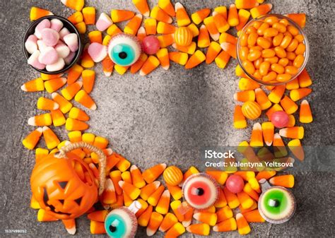 할로윈 사탕 옥수수 젤리 눈 호박 사탕 설탕 두개골이 배경에 다른 그릇에 있습니다 할로윈을 위한 클래식 캔디 과자 사탕 옥수수와 잭 오 랜턴이 있는 할로윈 휴가 개념 10