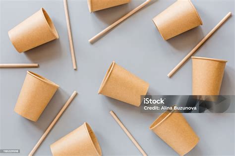 에코 자연 종이 커피 컵과 빨대 평면 회색 배경에 누워 지속 가능한 라이프 스타일 개념 제로 폐기물 플라스틱 무료 항목 플라스틱 오염을 막습니다 탑 뷰 오버헤드 템플릿 모형