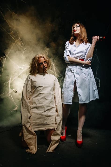 Sexy Paar Dokter En Pati Nt Op Het Halloween Feestje Een Mooi Meisje In Kousen En Een