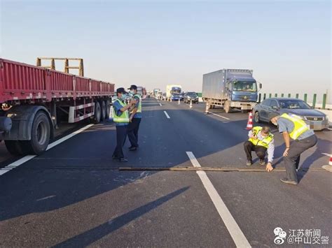 高速上小车被货车撞后翻落20米桥底，5人仅受轻伤！多亏了它