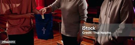 닫기 그리스도인의 손 가톨릭 교회에서 성경 종교 예배 기도 하나님의 축복 기도 은혜 예수님 기독교 종교 기도 거룩한 예배에 대한 영적 믿음으로 하나님께 기도합니다 18 19