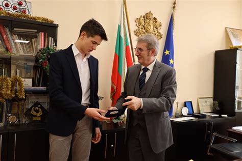 Христо Хинков награди ученик от Пловдив с грамота „Посланик на бъдещето