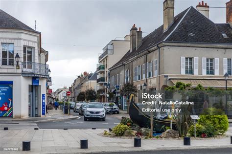 프랑스 몽타르지스의 그림 같은 거리 풍경으로 매력적인 상점과 장식용 곤돌라 디스플레이가 있어 이 프랑스 마을의 고풍스러운 분위기를 포착합니다 Montargis에 대한 스톡