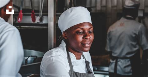 흰색 상의에 회색 앞치마를 들고 냄비를 들고 있는 사람 사진 Unsplash의 무료 여자 요리 이미지