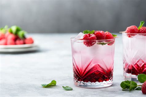 민트 잎과 얼음 조각을 곁들인 라즈베리 콜드 드링크 칵테일 잔으로 여름 신선한 음료 공간을 복사합니다 0명에 대한 스톡 사진 및 기타 이미지 Istock