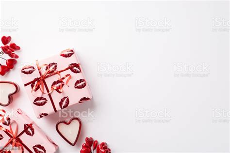 성 발렌타인 데이 개념 복사 공간이 있는 격리된 흰색 배경에 키스 입술 패턴과 하트 모양의 양초가 있는 포장지에 있는 선물 상자의 상위 뷰 사진 0명에 대한 스톡 사진 및