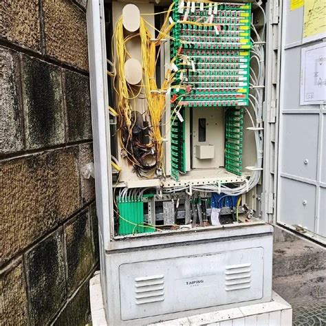 敬业威远大桥街光缆交接箱被毁坏后维护人员这样做 内江市