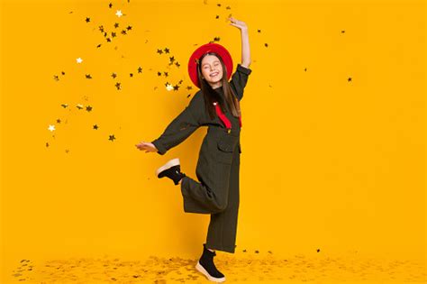 에어 스타 색종이 색채로 미소 짓는 꿈꾸는 어린 소녀의 전체 길이 의 몸 크기 사진 고립 된 밝은 노란색 색상 배경 아이에 대한 스톡 사진 및 기타 이미지 Istock