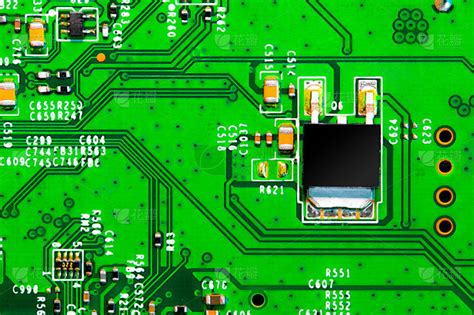 闭合pc电路板上的元件和微芯片