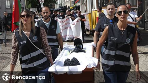 Цалингаа нэмүүлэхийг шаардсан цагдаа нар Ерөнхий сайдын ордны гадаа авс авчирж тавьжээ