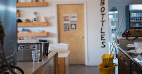 커피 메이커와 카운터에 컵이 있는 주방입니다 사진 Unsplash의 식당 이미지