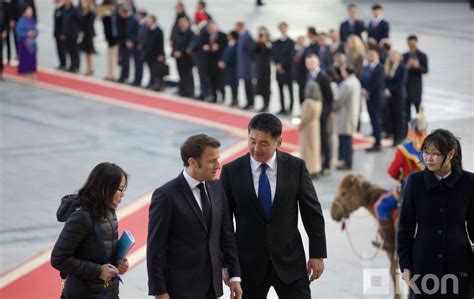 ФОТО Монголчууд Франц улсын ерөнхийлөгчийг төв талбайдаа угтав