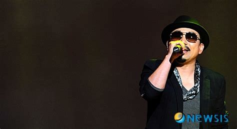 축하공연하는 가수 박상민