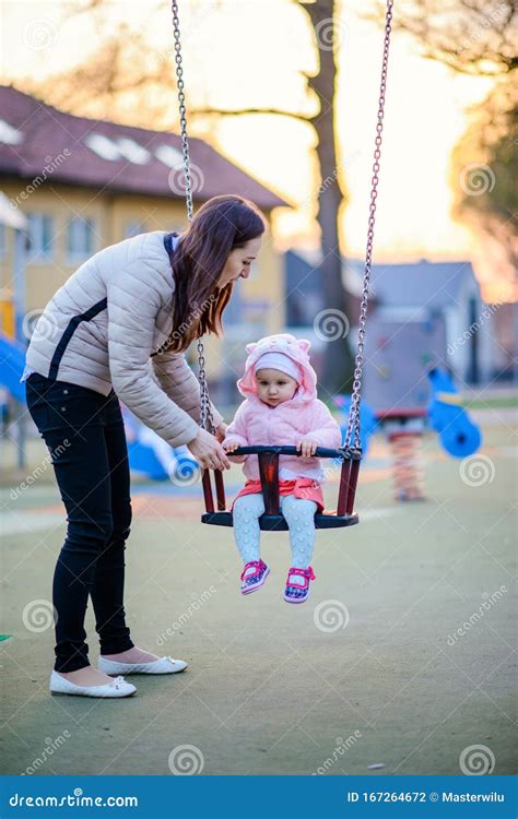 Feliz Madre E Hija En El Parque Escena De Belleza Natural Con Estilo De Vida Familiar Al Aire