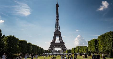 공원 기념물 랜드마크 앉아 있는 에펠탑 여름 여행 잔디 지역 랜드마크 파리 푸른 하늘 프랑스에 관한 무료 스톡 사진