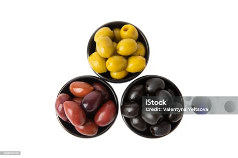 녹색 검정색 빨간색 올리브는 흰색 배경에 분리되어 있습니다 다양한 종류의 올리브와 신선한 올리브 잎 지중해 음식 채식주의 개체 그룹에 대한 스톡 사진 및 기타 이미지