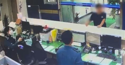 흉기 들고 경찰 위협한 공황장애 환자 경찰 테이저건 이용 제압