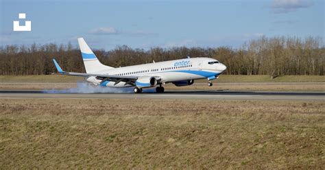 공항 활주로에서 이륙하는 대형 제트 여객기 사진 Unsplash의 무료 바젤유로공항 이미지