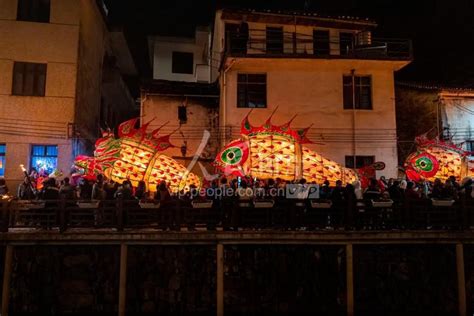 安徽歙县古村嬉鱼灯 人民图片网