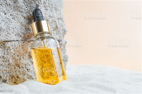 보습 얼굴 세럼의 유리 병 돌 배경에 화장품 오일 카피 공간을 갖춘 여름 얼굴 스킨 케어 개념 0명에 대한 스톡 사진 및 기타 이미지 Istock