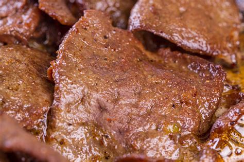 터키와 아랍 전통 라마단 음식 양고기 Kavurma Guvec 위에 뜨거운 고추 흰색 소박한 나무 바탕에 최고 볼 수 있습니다