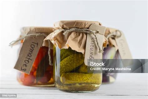 발효 된 흰색 양배추 오이 토마토 양파의 유리 항아리 밝은 배경에 야채 발효는 프로바이오틱스의 공급원입니다 건강한 생활방식에 대한 스톡 사진 및 기타 이미지 Istock