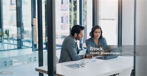 비즈니스 남성 여성 및 노트북이 팀에서 토론 브레인스토밍 또는 B2b 협업 제안 사무실에서의 재무 전략 아이디어 또는 협상을