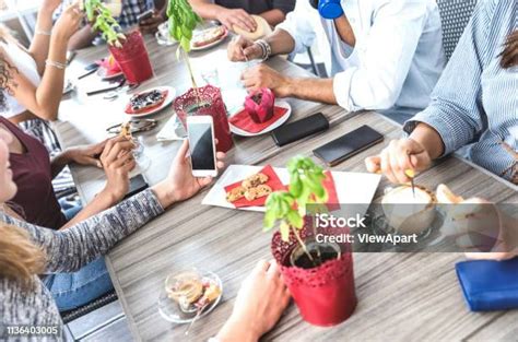 커피 숍 레스토랑에서 카푸치노를 마시는 친구의 탑 사이드 뷰재미 함께 먹고 모바일 스마트 폰을 사용 하 여 패션 카페 바우정