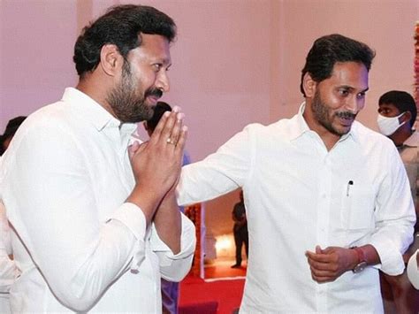 Jagan Still Supporting Ys Avinash Reddy