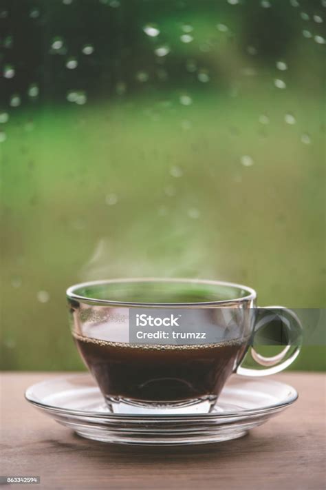 테이블 창 비오는 날 편안 하 고 상쾌한 개념으로 아침에 커피 브레이크에 커피 한잔 0명에 대한 스톡 사진 및 기타 이미지