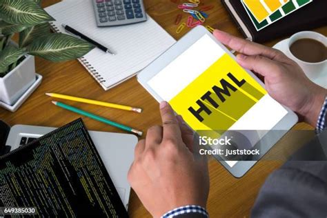 html 웹 개발 및 웹 디자인 유행 긴 그림자 평면 설계 및 화면 컴퓨터 코딩 코드 php 프로그래밍 코딩 사이버 공간에 html 단어 학습 common core