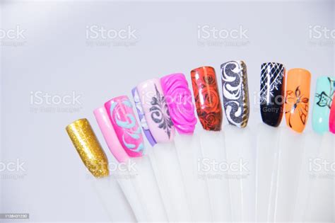 네일 케어와 매니큐어 개념입니다 고객의 손톱에 대 한 여러 가지 빛깔의 매니큐어 팔레트 Choise 뷰티 살롱에서 여자입니다 텍스트에 대 한 Copyspace 0명에 대한