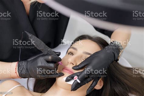 미용실에서 메이크업 아티스트의 영구 립 메이크업 적용 2명에 대한 스톡 사진 및 기타 이미지 2명 갈색 머리 건강관리와 의술 Istock