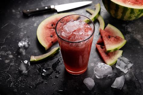 수 박의 조각 옆 수 박 음료수의 얼음 조각 유리와 그레인 배경에 칼 0명에 대한 스톡 사진 및 기타 이미지 0명 건강한 생활방식 건강한 식생활 Istock