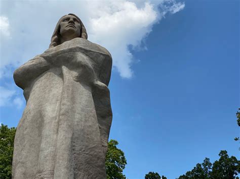 Black Hawk Statue In Oregon