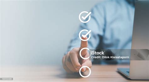 사업가는 품질 문서 관리 체크리스트 및 비즈니스 승인 프로젝트 개념에 대한 확인란의 올바른 기호 표시를 선택합니다 자선 모금에 대한 스톡 사진 및 기타 이미지 Istock
