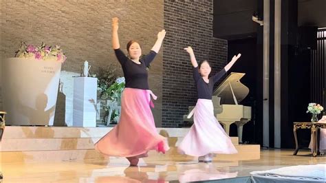 결혼식ㅇㅔ 할머니와 손녀가 함께하는 축무 신랑의 엄마와 조카 Youtube