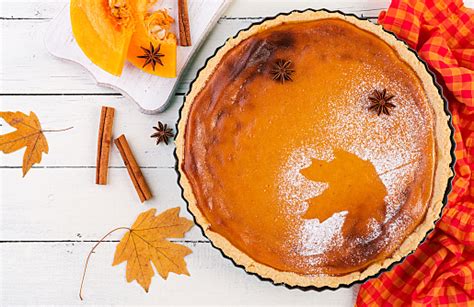 계피와 육두구 호박 씨앗과 흰색 나무 테이블에 단풍을 가진 미국 수제 호박 파이 추수 감사절 음식입니다 맨 위 보기 플랫 레이 11월에 대한 스톡 사진 및 기타 이미지