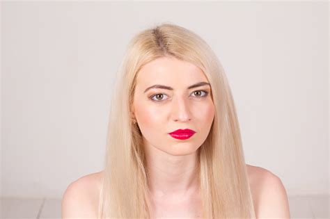 여자의 긴 직선형 욕조에서 편안하게 거품 목욕 중인 금발 머리 쪼옥 및 메이크업 2015년에 대한 스톡 사진 및 기타 이미지 2015년 금발 머리 긴 머리 Istock