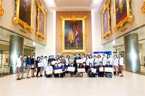 รองศาสตราจารย์ ดร พูลสุข เจนพานิชย์ วิสุทธิพันธ์ ผู้อำนวยการโรงเรียนพยาบาลรามาธิบดี พร้อมด้วยทีม