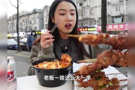爆辣新疆炒米粉配硬核烤串店员们的疆普超可爱 一起吃饭吧