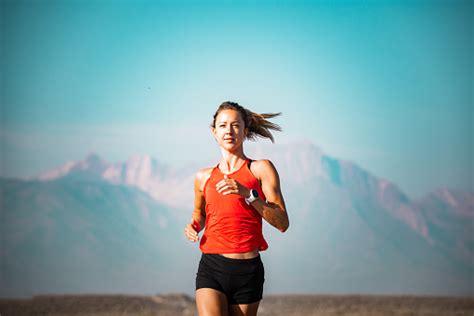 시에라 산맥의 캘리포니아도로 A를 실행 하는 엘리트 여성 운동선수 달리기에 대한 스톡 사진 및 기타 이미지 달리기 스포츠 의류 야외 Istock