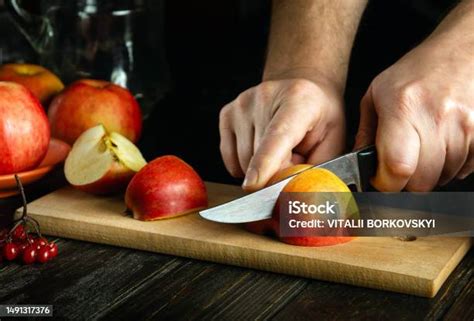 요리사가 칼로 손을 잡고 맛있는 과일 음료를 만들기 위해 나무 판에 사과를 썰고 있다 사과 다이어트의 아이디어 복사 공간 건강한 생활방식에 대한 스톡 사진 및 기타 이미지