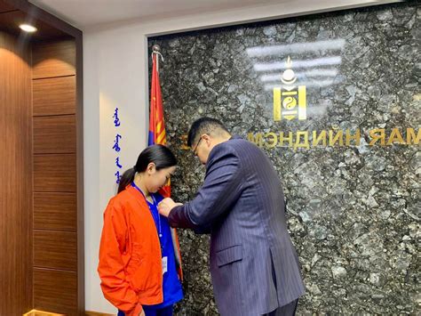 Галын аюулаас 4 хүүхдийн амь насыг аварсан 103 ын эмч жолооч нарыг “Эрүүл мэндийн тэргүүний